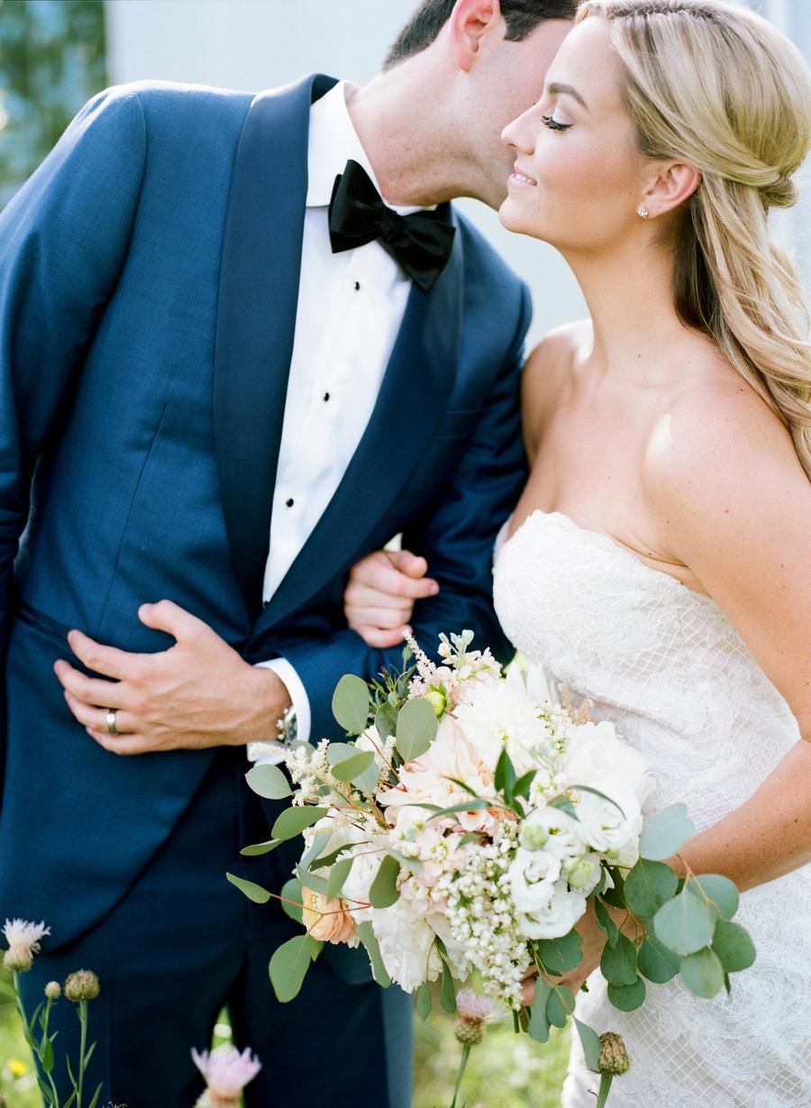 Gorgeous Minimalist + Modern Wedding Is Proof Less If More
