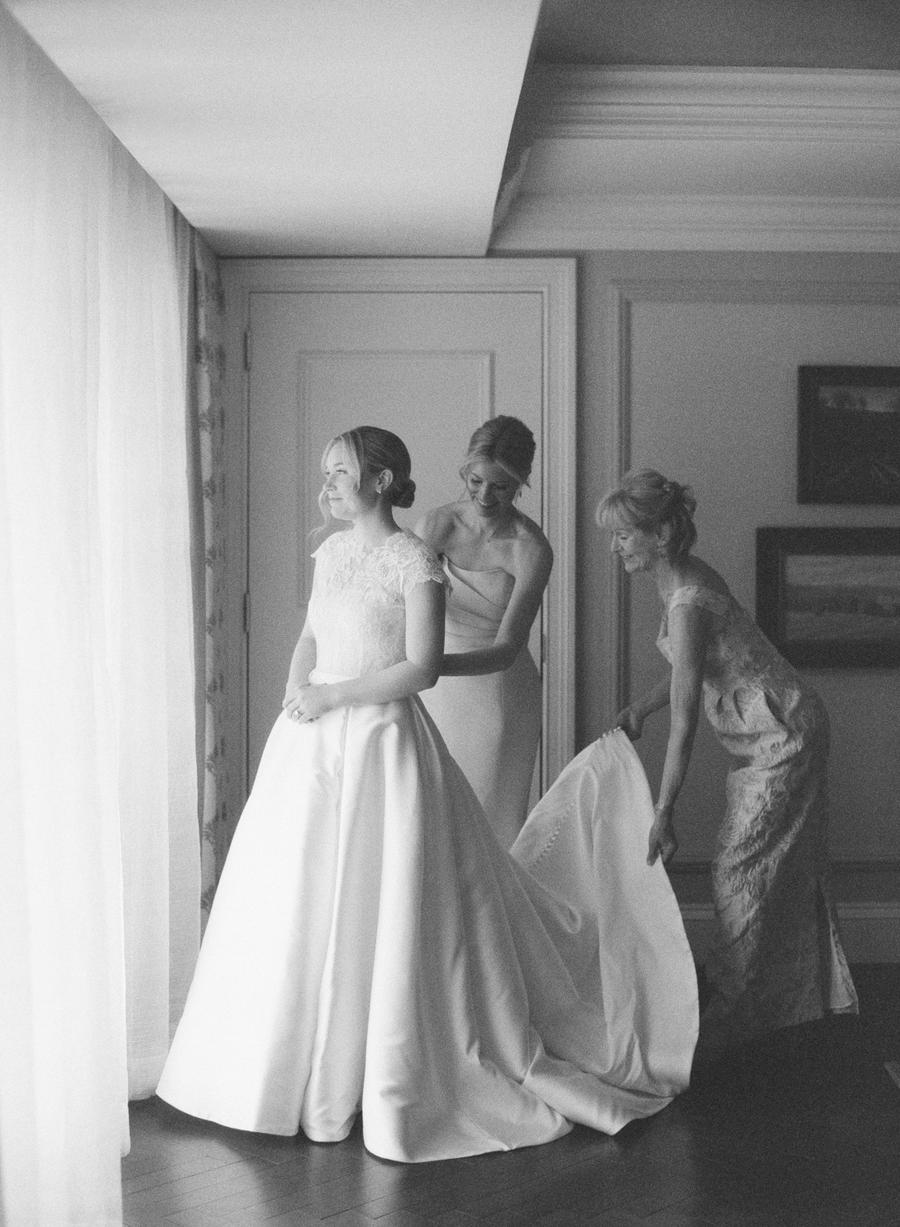 Refined Romance in the Mountains with Fresh Florals and a Custom Lounge ...