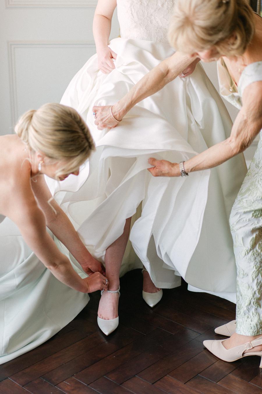 Refined Romance in the Mountains with Fresh Florals and a Custom Lounge ...
