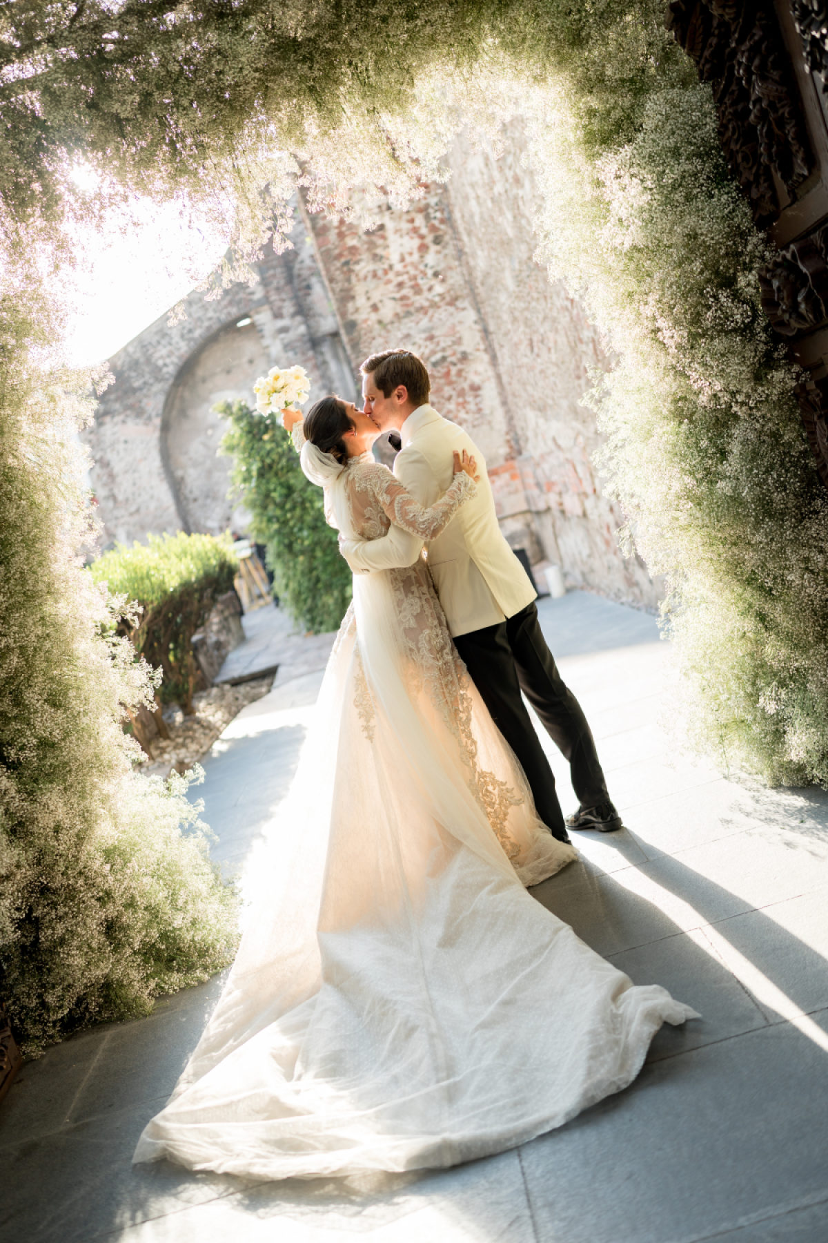 A Luminous, Heritage-Rich Celebration of Love at the Claustro de Sor ...